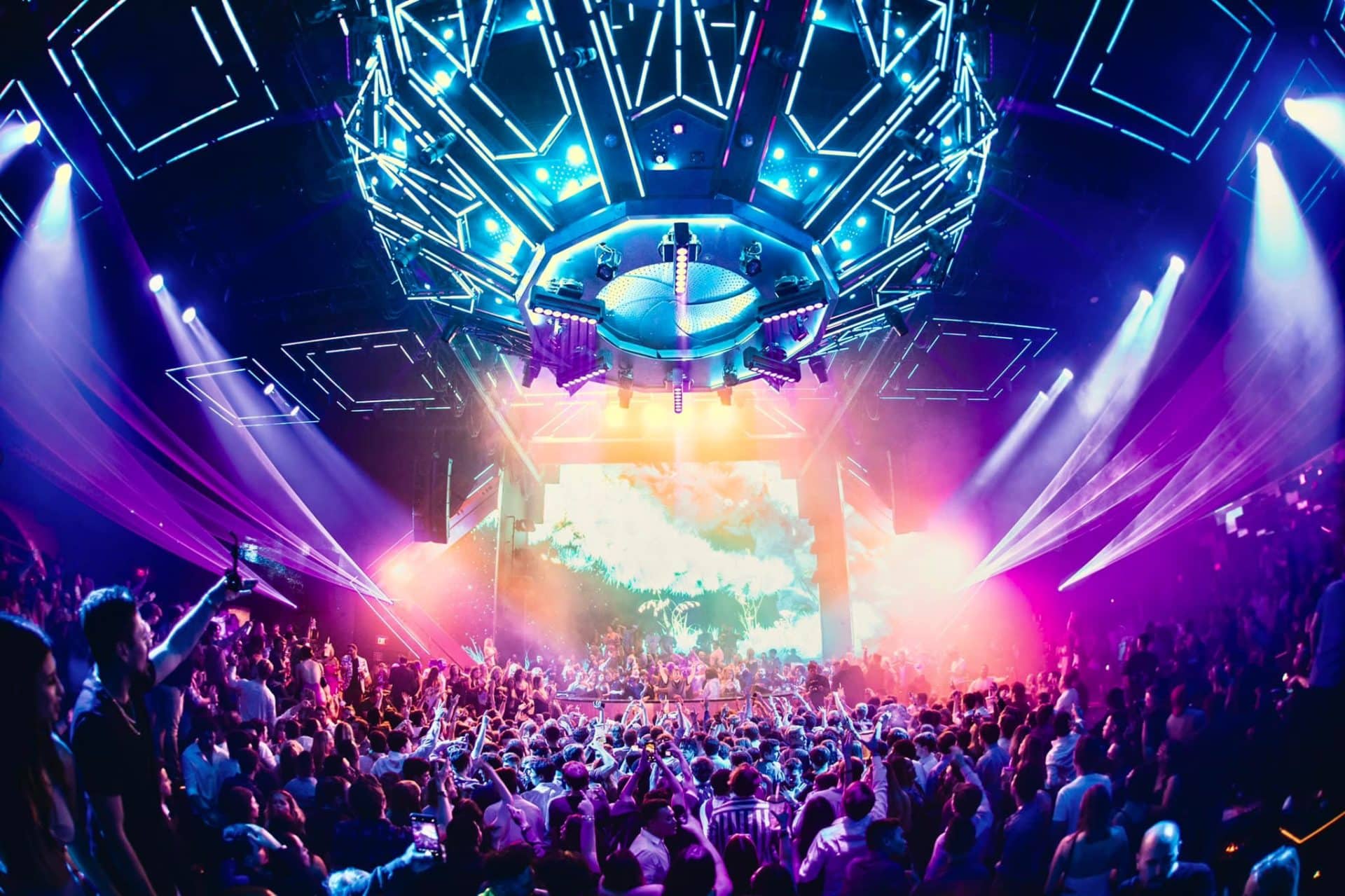 Free Drinks In Las Vegas - Nightclubs That Offer Open Bar [2025]
